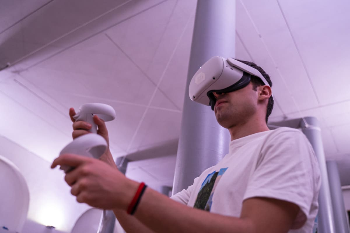 Ragazzo prova il VR_ ©Giacomo De Angelis_X edizione Dominio Pubblico – Youth Fest – Mondoreale